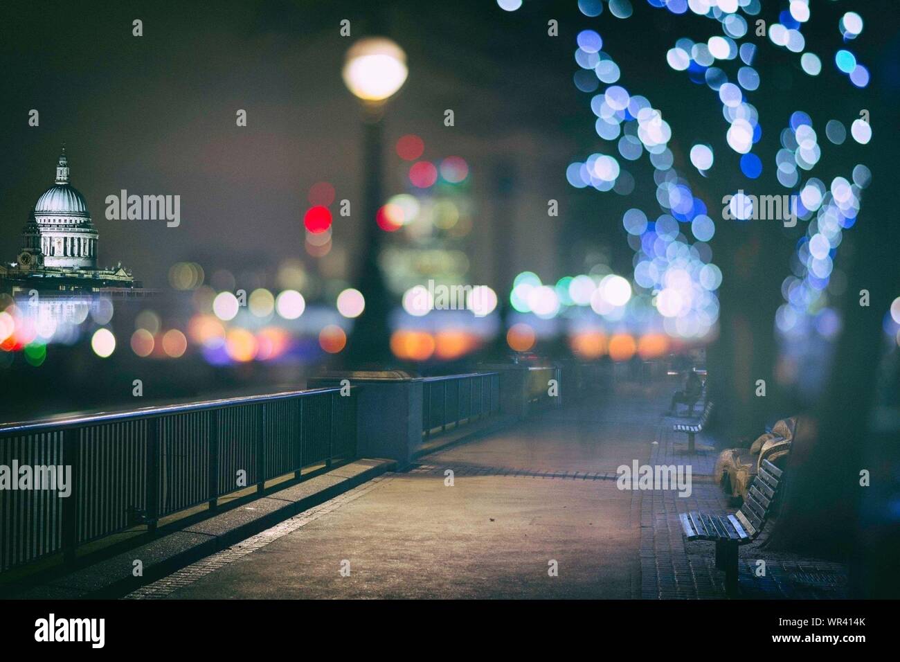 Empty london street night hi-res stock photography and images - Alamy