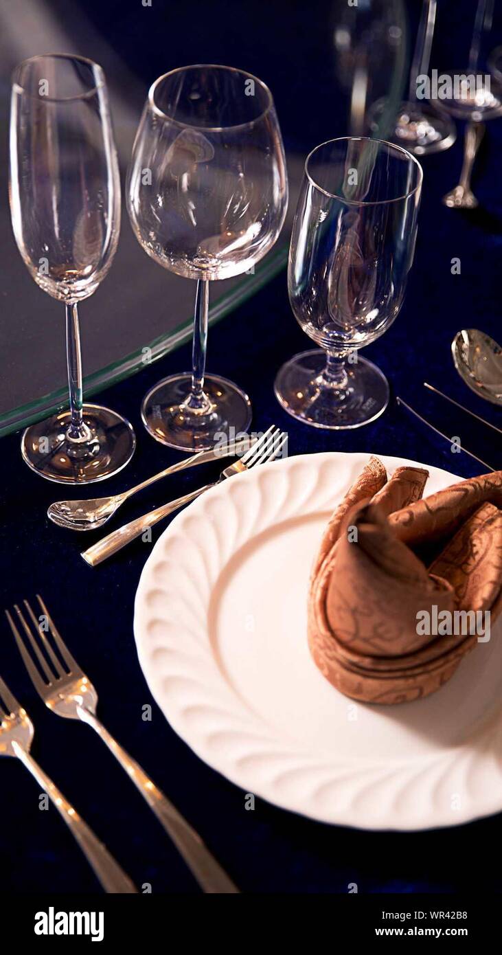 Restaurant table set up hi-res stock photography and images - Alamy
