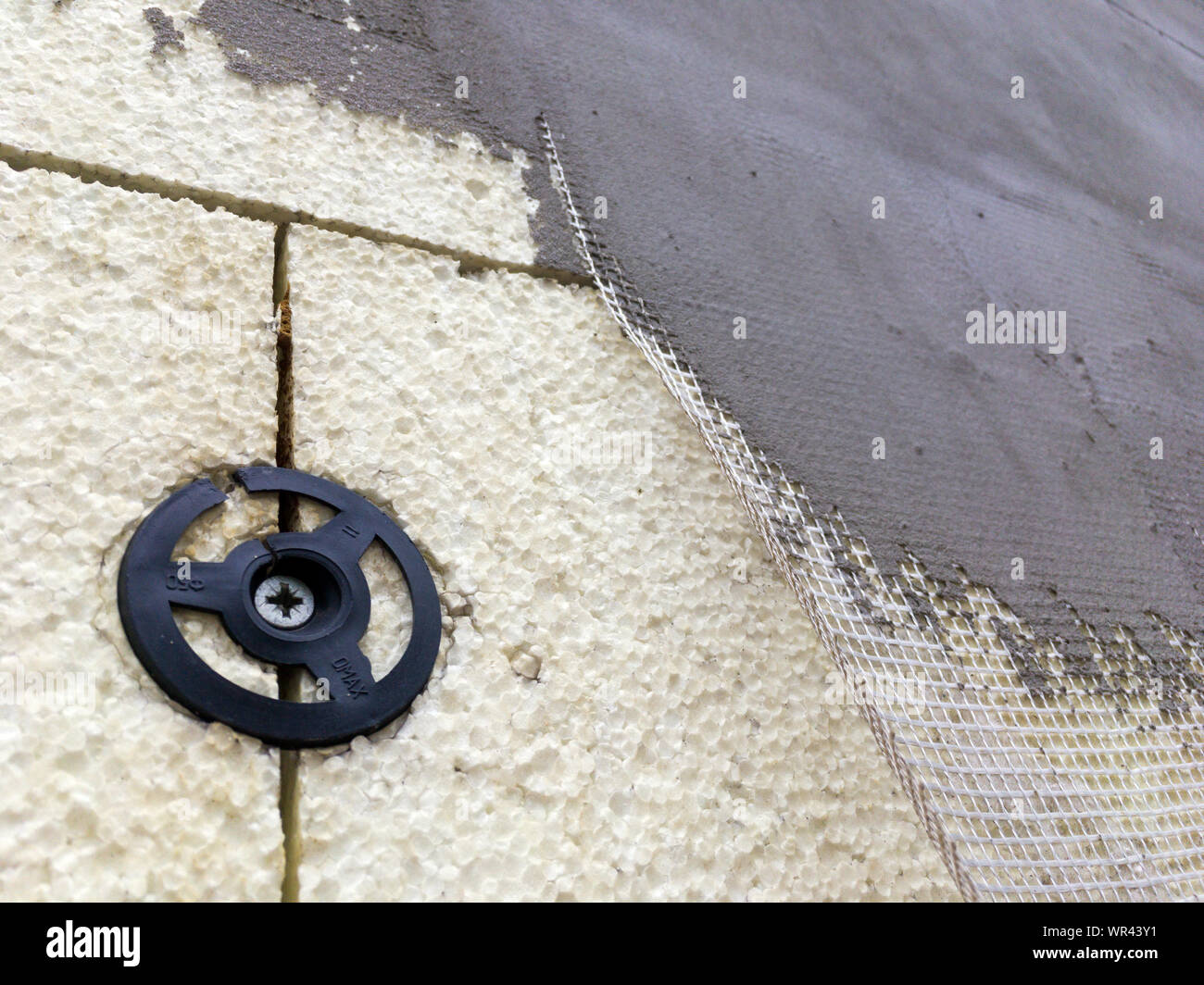 Plastering plates of polystyrene insulation with a reinforcing mesh ...
