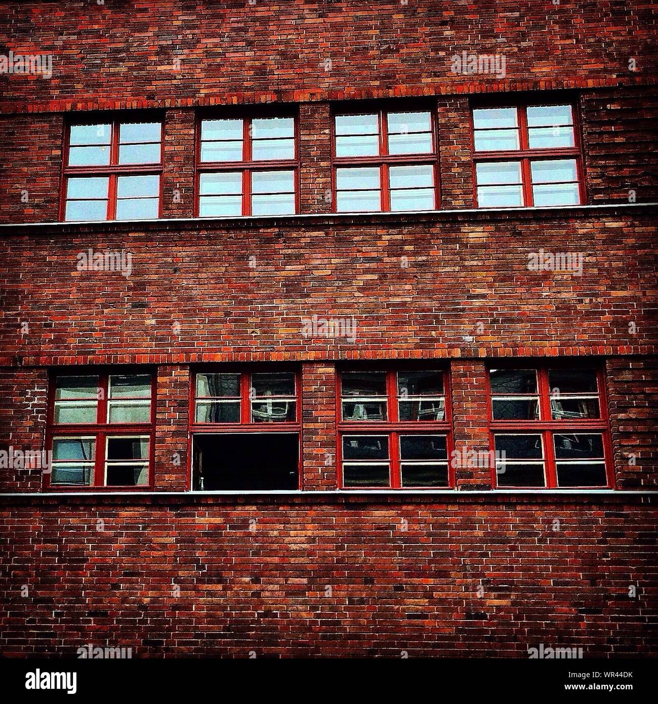 Brick building side windows hi-res stock photography and images - Alamy