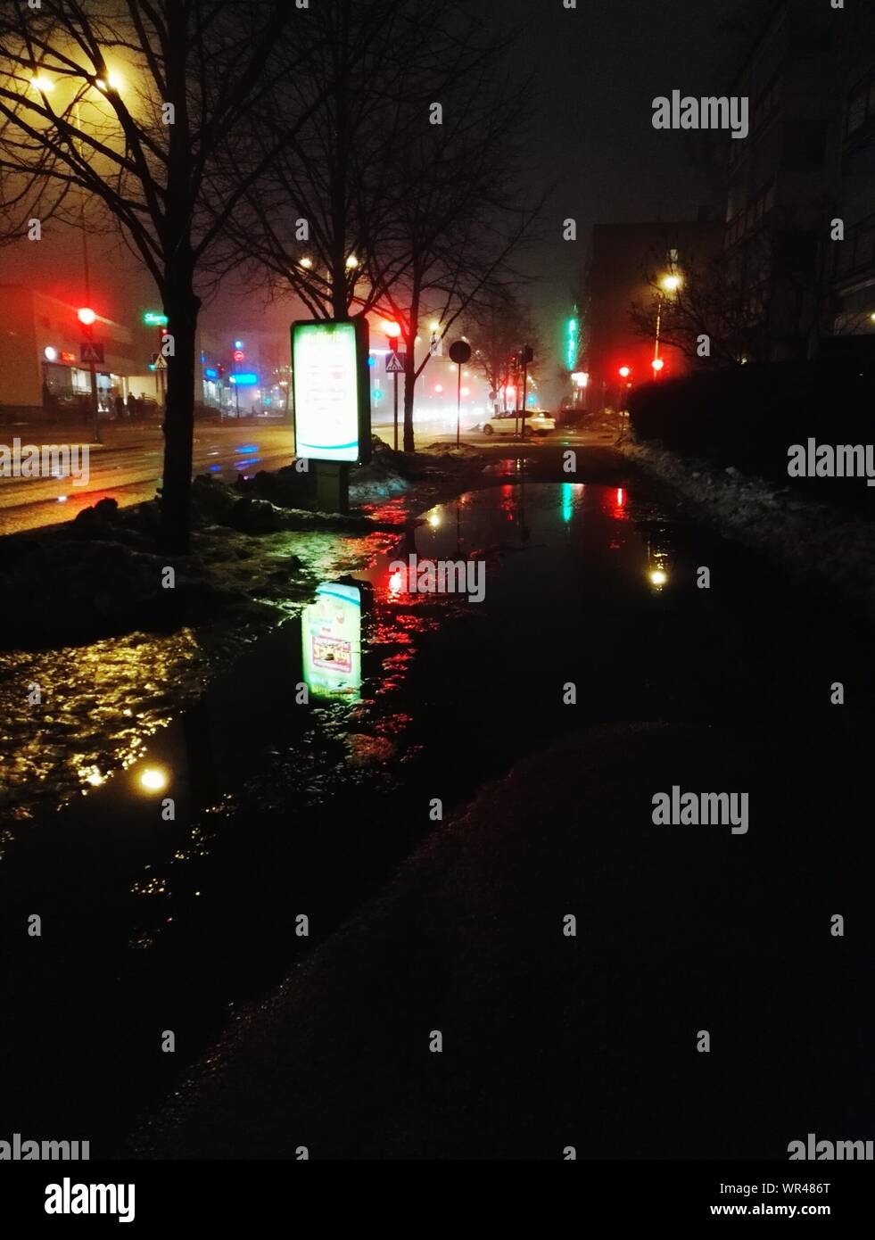 Puddle reflection night hi-res stock photography and images - Alamy