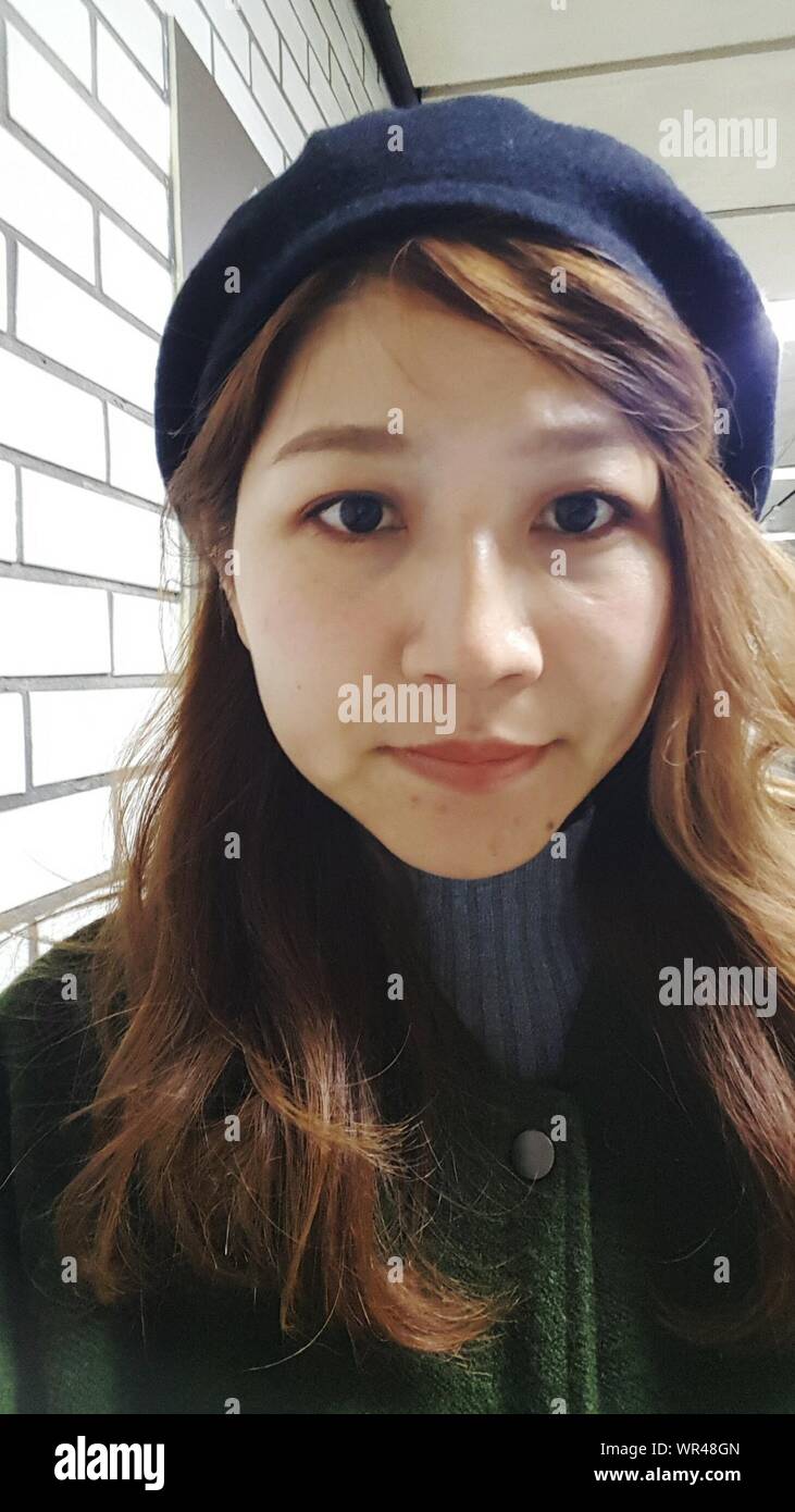 Woman beret hi-res stock photography and images - Alamy