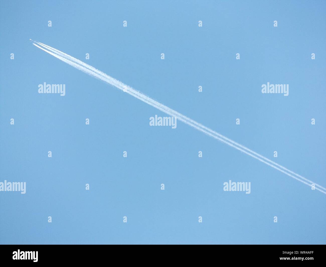 Long contrail hi-res stock photography and images - Alamy