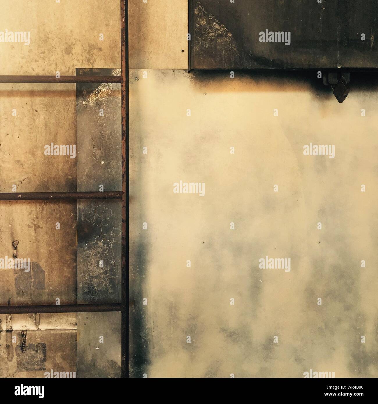 Rusty ladder hi-res stock photography and images - Alamy