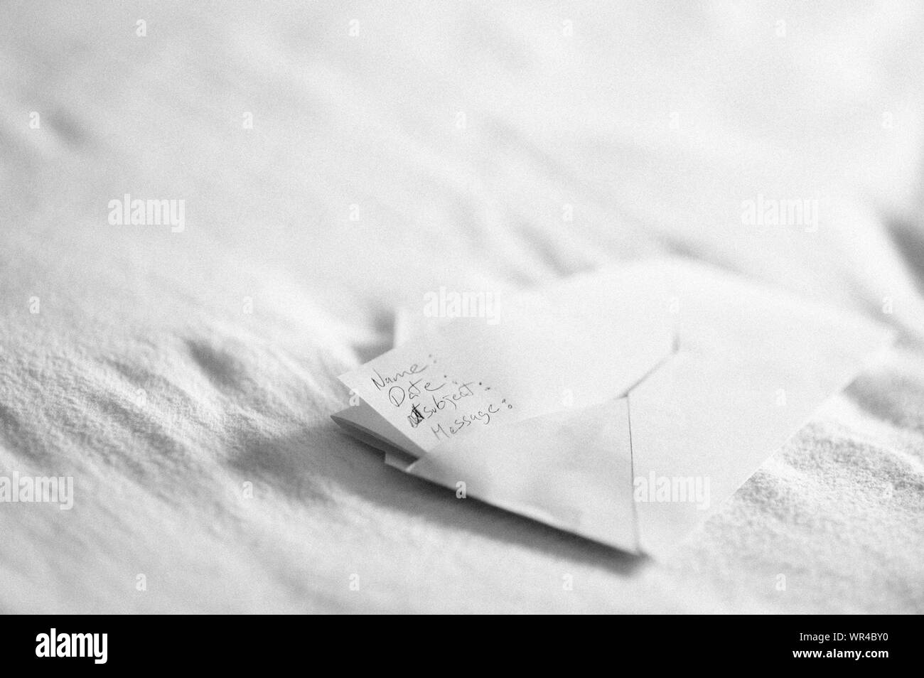 Envelope with message hi-res stock photography and images - Alamy