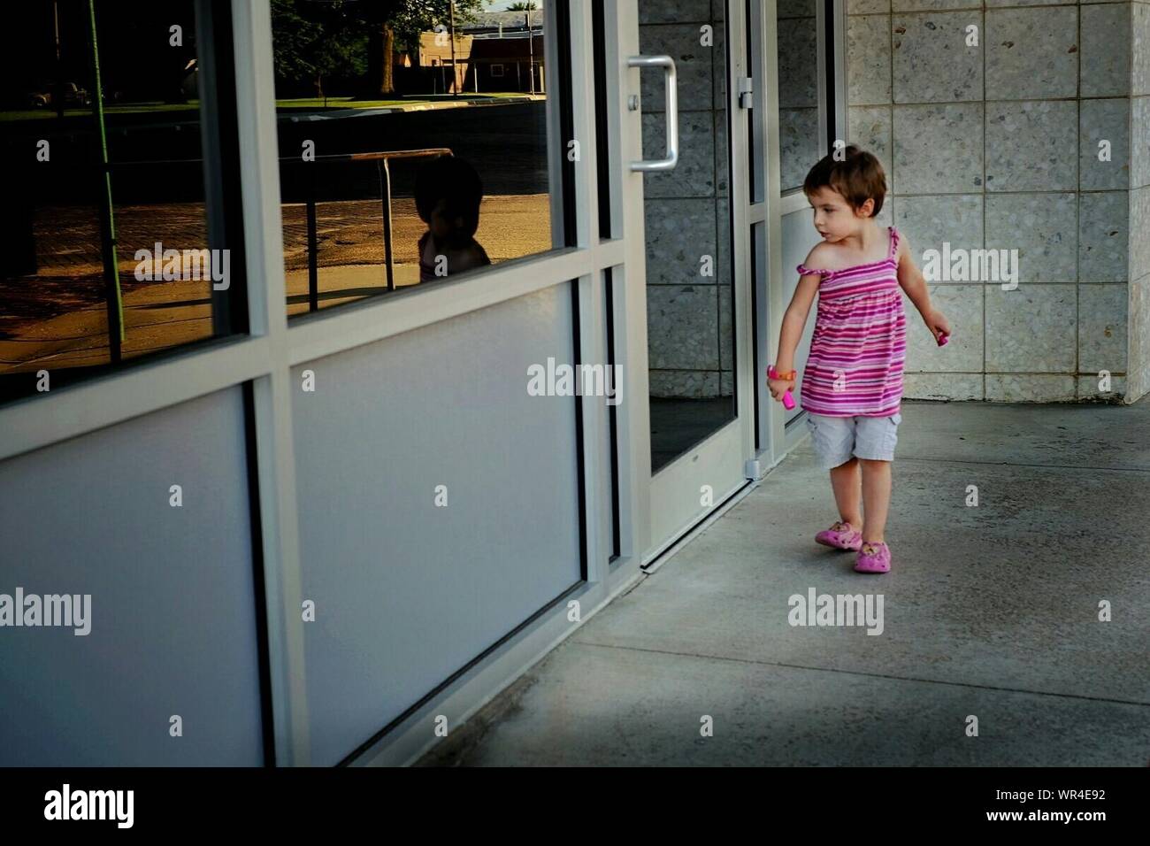 Girl standing outside hi-res stock photography and images - Alamy