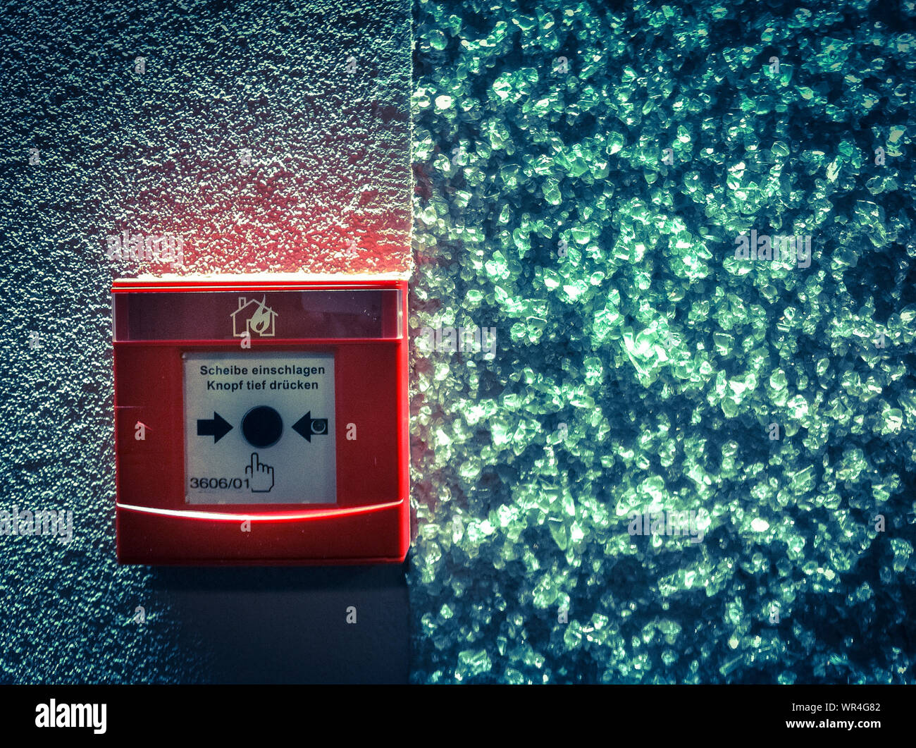 Red fire alarm box hi-res stock photography and images - Alamy