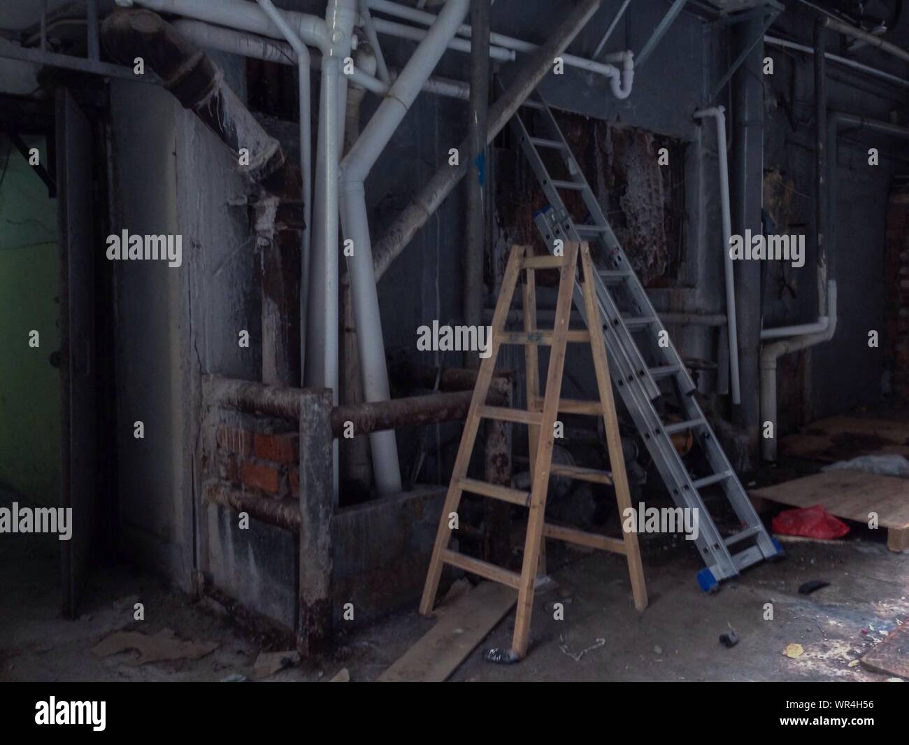 Tube ladders hi-res stock photography and images - Alamy