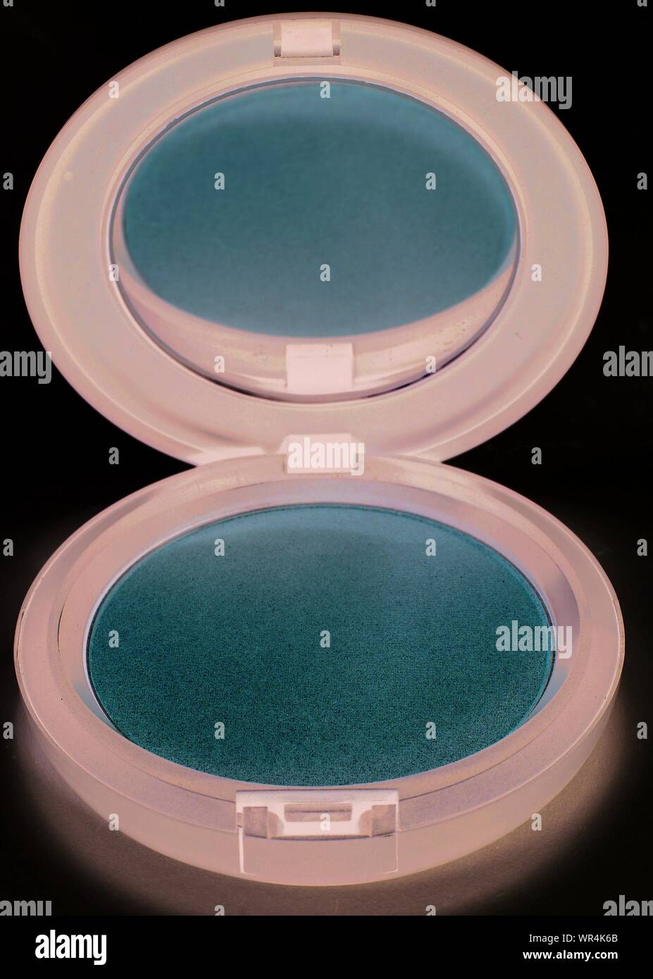 Powder compact hi-res stock photography and images - Alamy