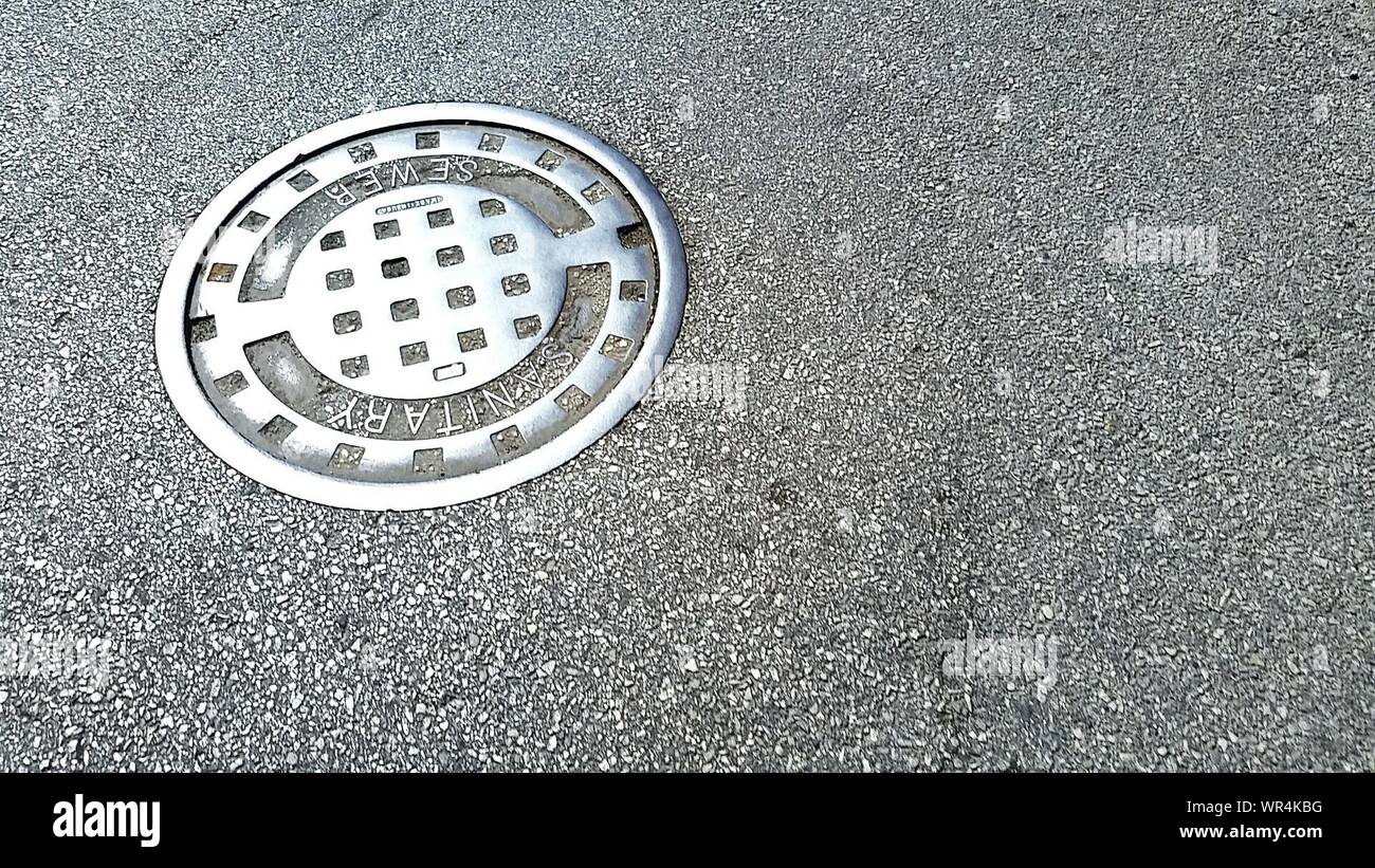 Manhole covering hi-res stock photography and images - Alamy