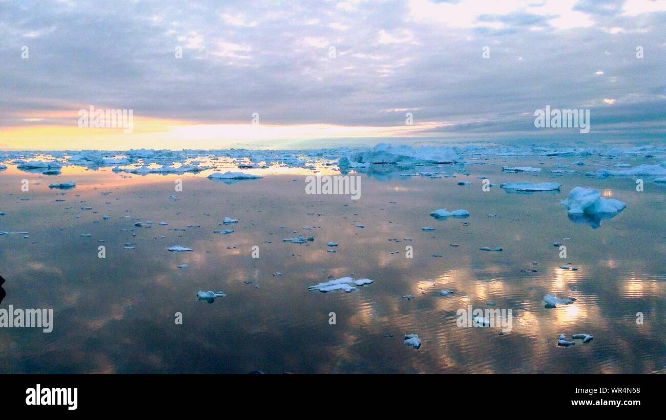Floes on the sea hi-res stock photography and images - Alamy