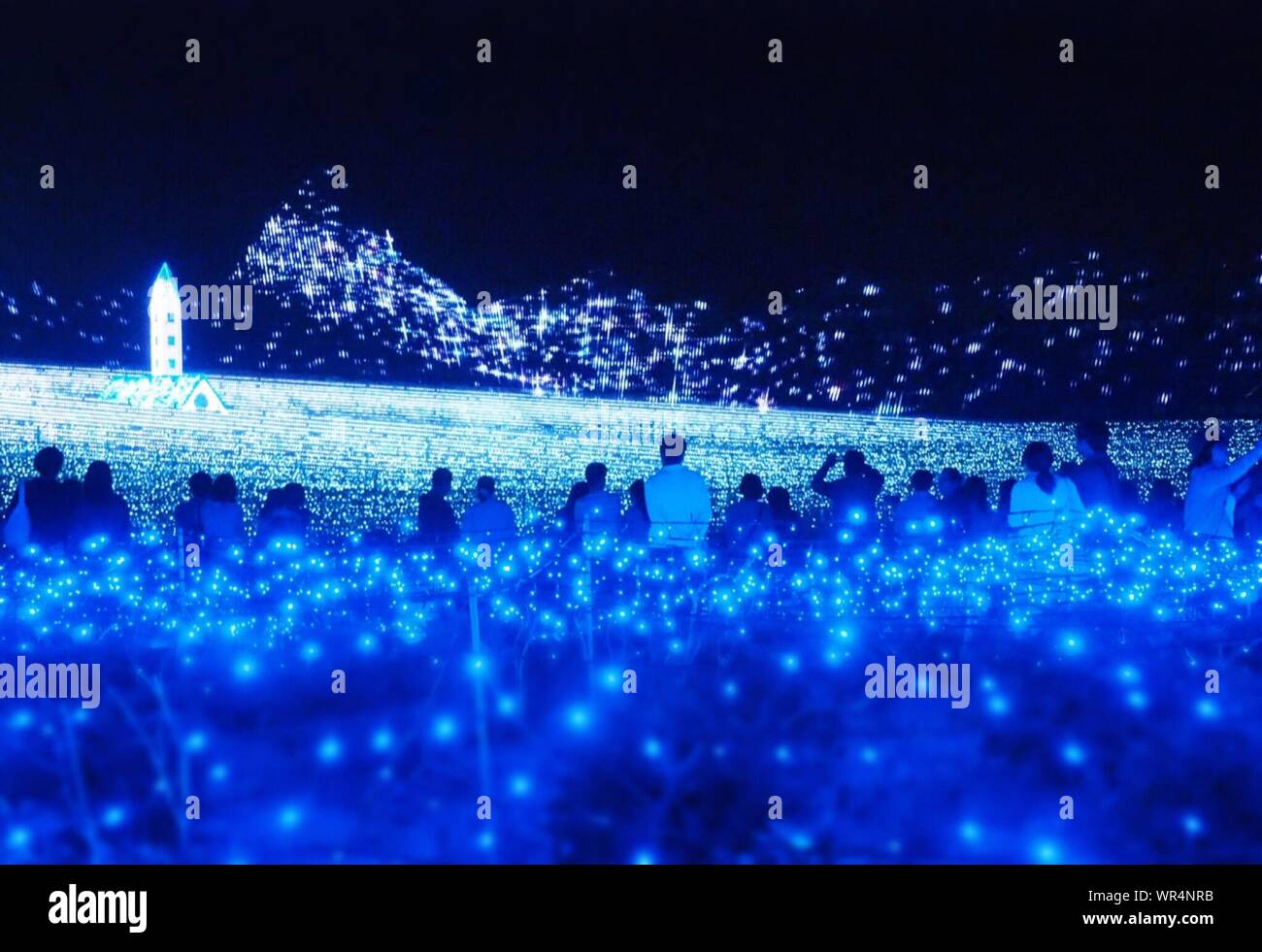 Group of people watching event hi-res stock photography and images - Alamy