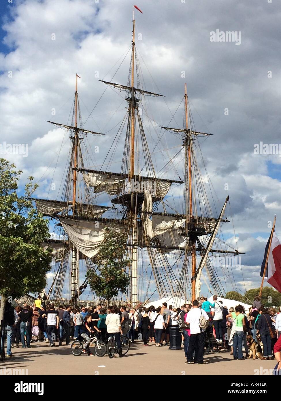 Old crowd hi-res stock photography and images - Alamy