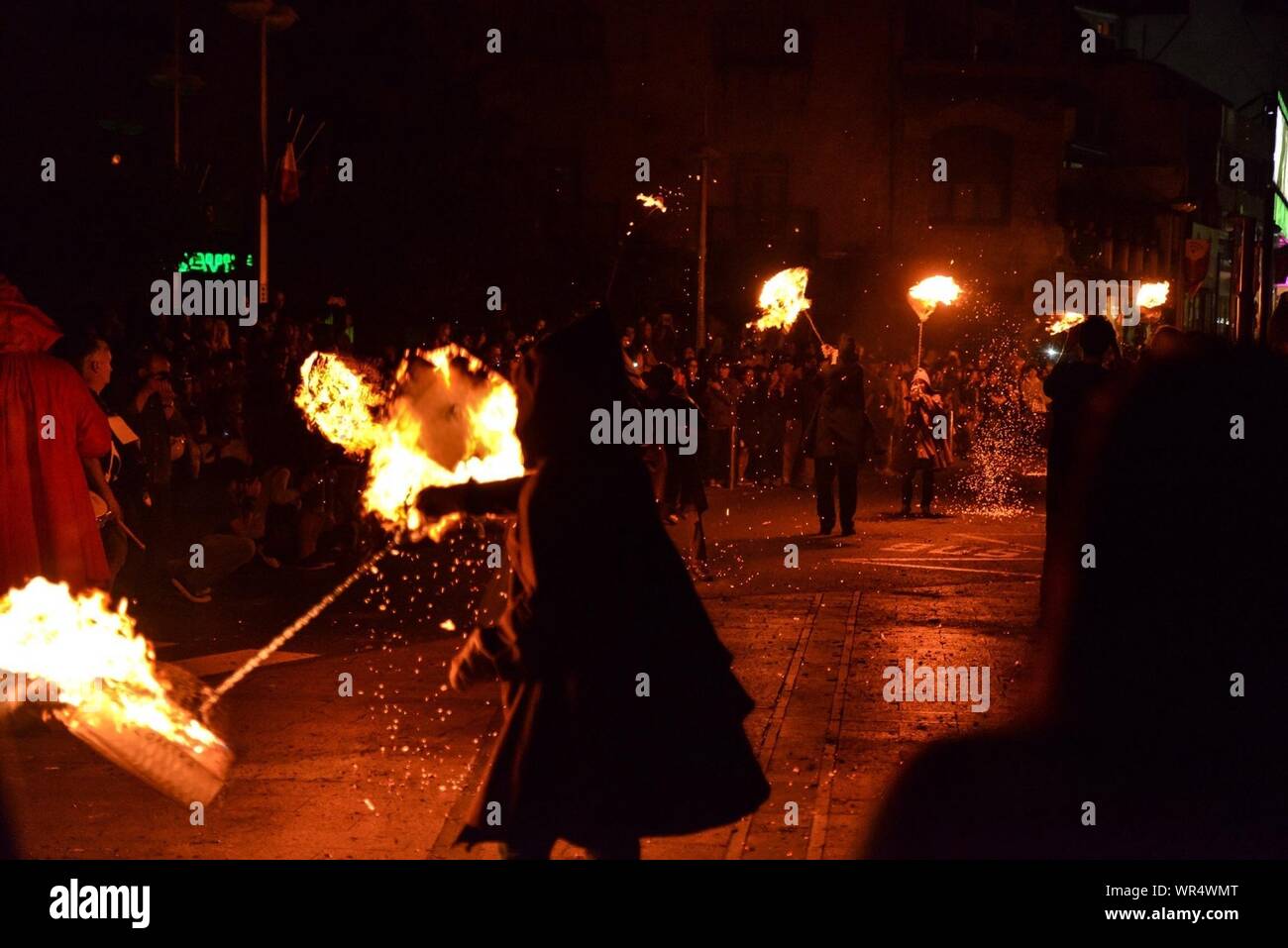 Fire stunts hi-res stock photography and images - Alamy