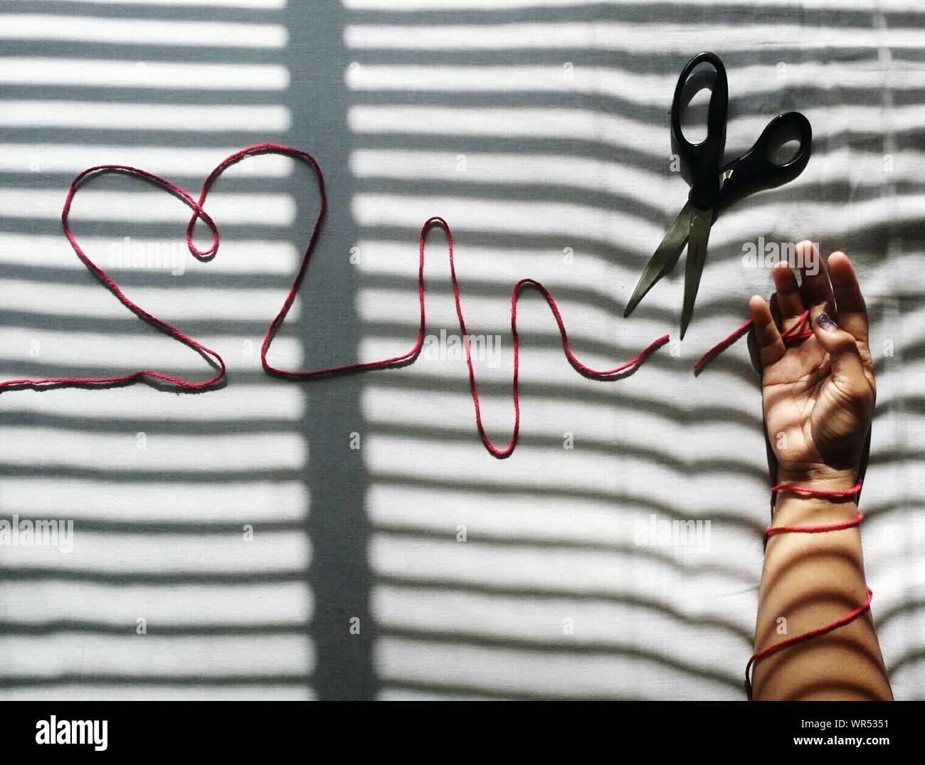 Broken rope hi-res stock photography and images - Alamy