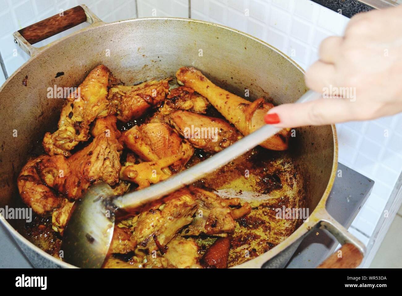 Kitchen women domestic hi-res stock photography and images - Alamy