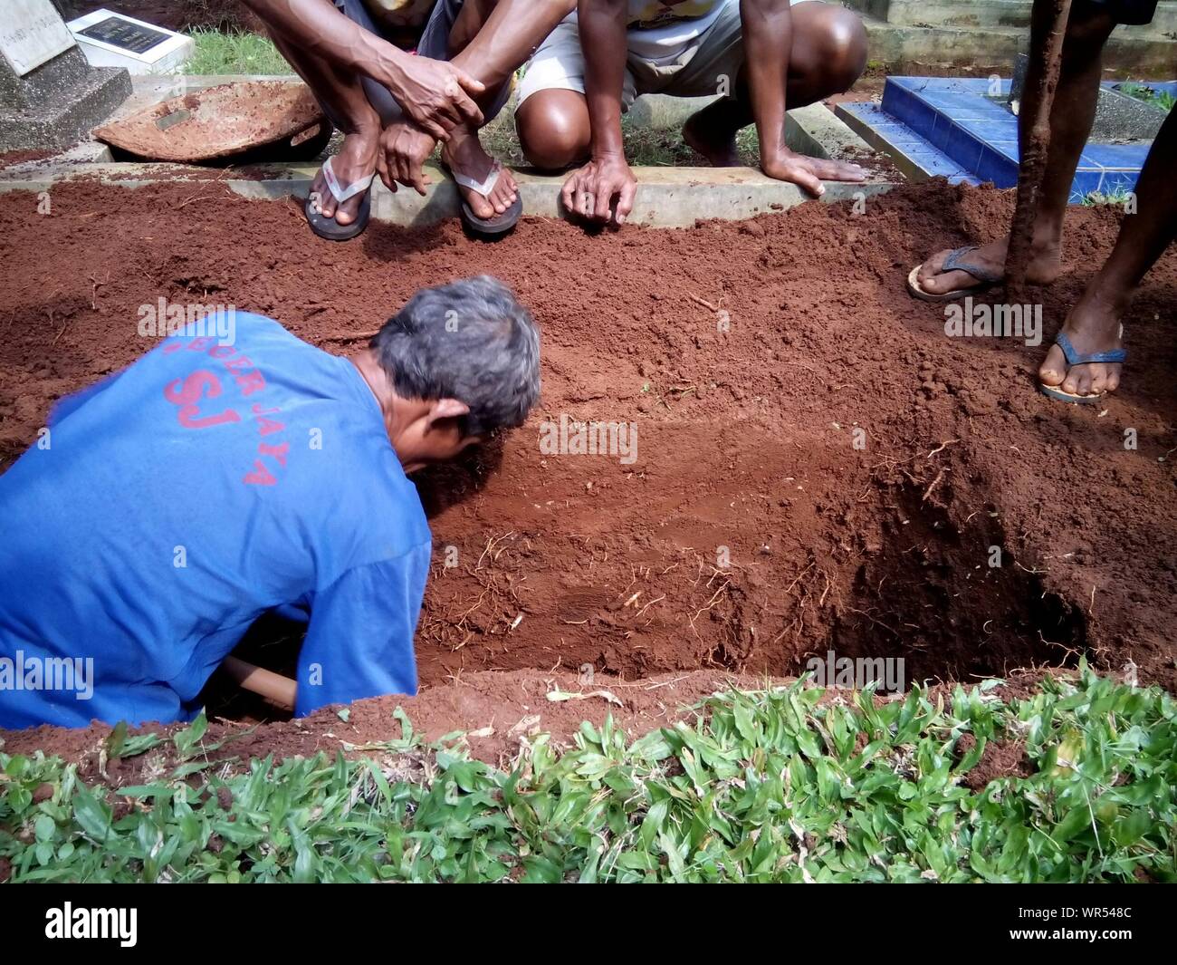 Grave digging hi-res stock photography and images - Alamy