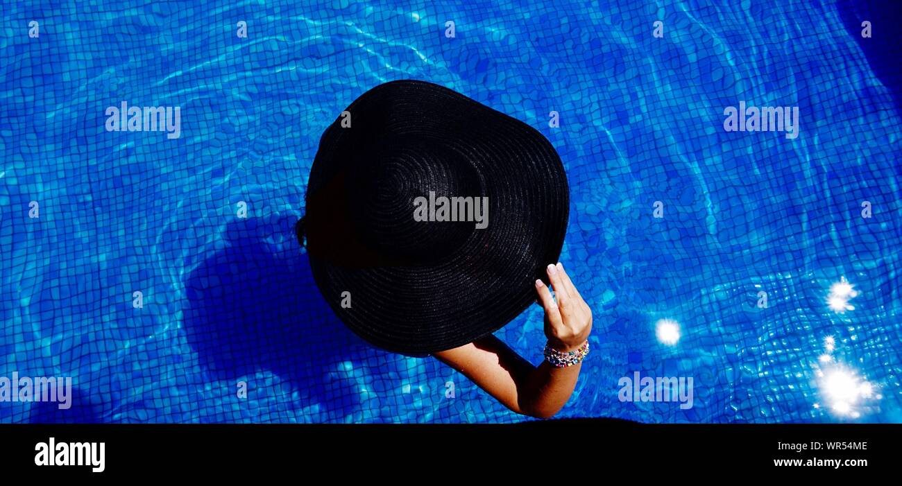 Woman wearing hat in pool hi-res stock photography and images - Alamy