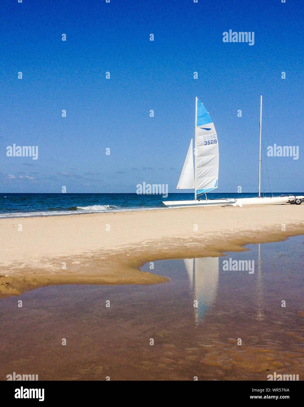 Sailboat at beach hi-res stock photography and images - Alamy