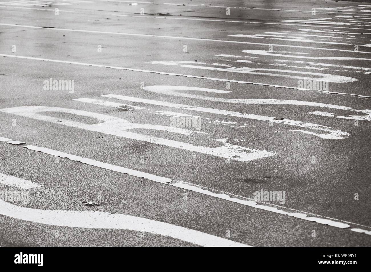 Bus lane text on road hi-res stock photography and images - Alamy