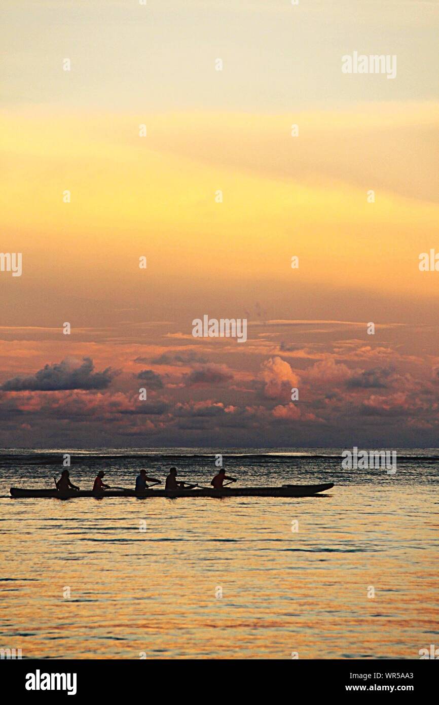 Five people in rowing boat hi-res stock photography and images - Alamy