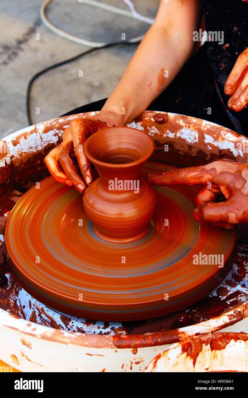 Women making pottery hi-res stock photography and images - Alamy