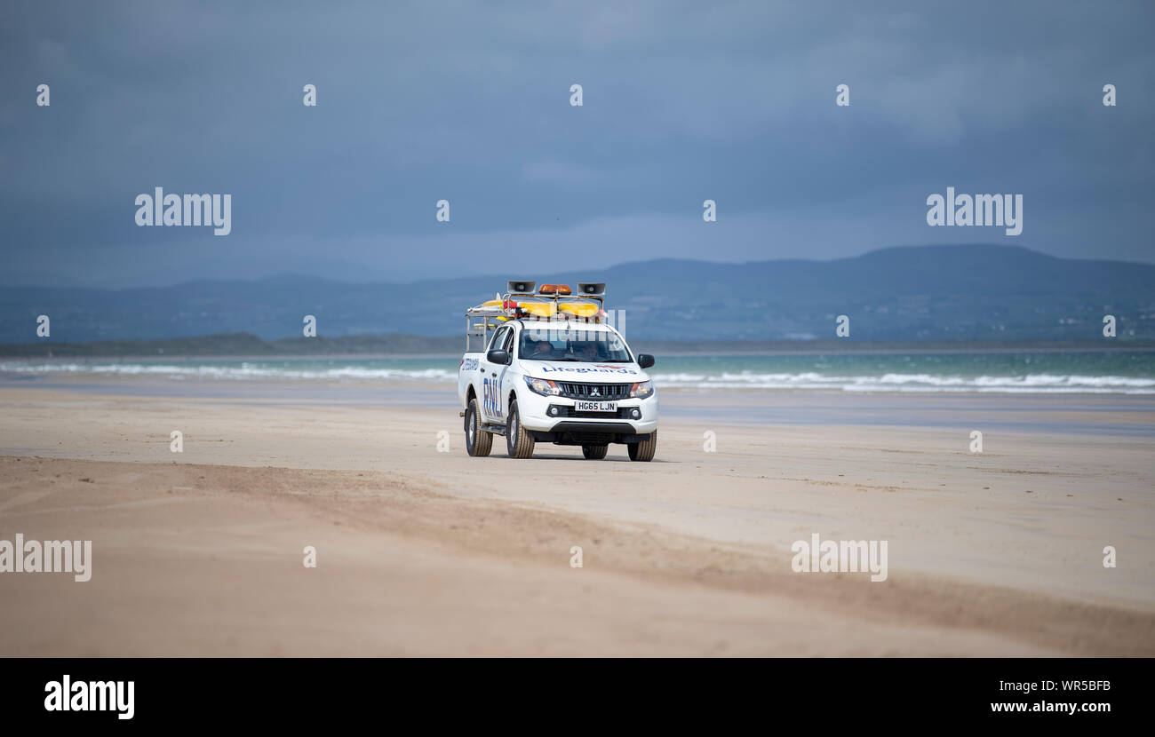 Beach and lifeguard ireland hi-res stock photography and images - Alamy