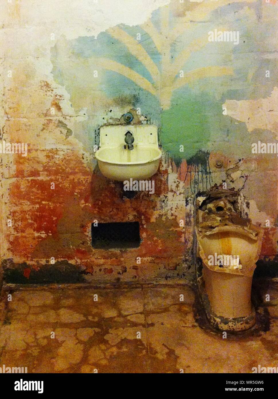 Broken sink hi-res stock photography and images - Alamy