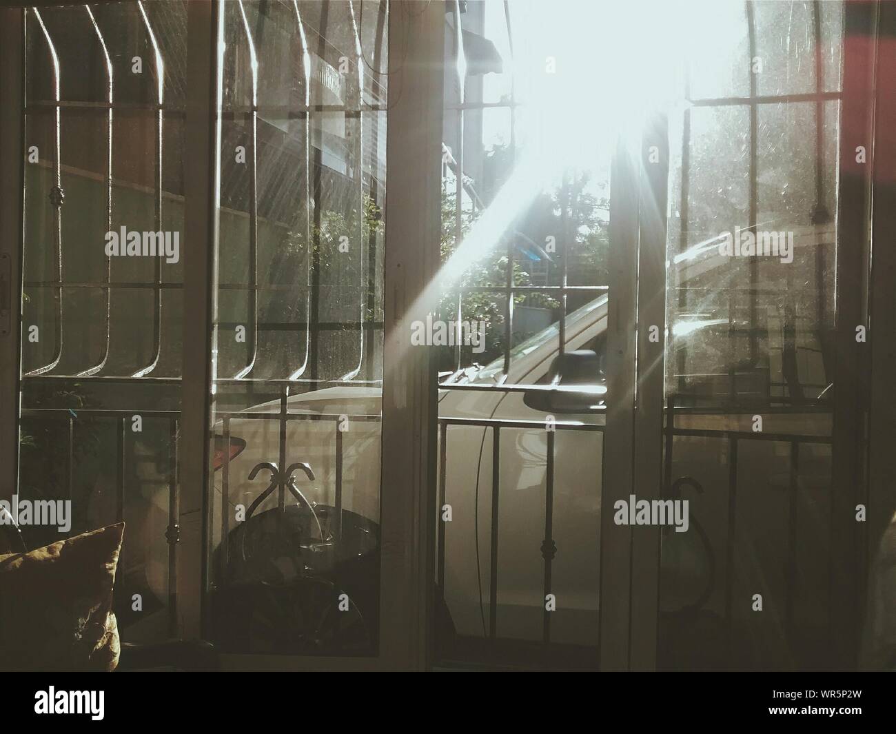 Car parked in front of building hi-res stock photography and images - Alamy