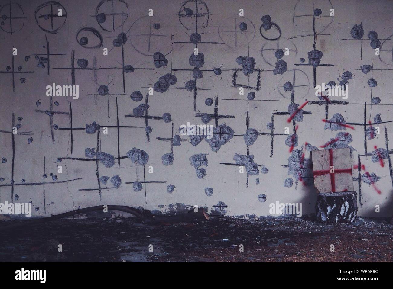 Bullet hole in wall hi-res stock photography and images - Alamy