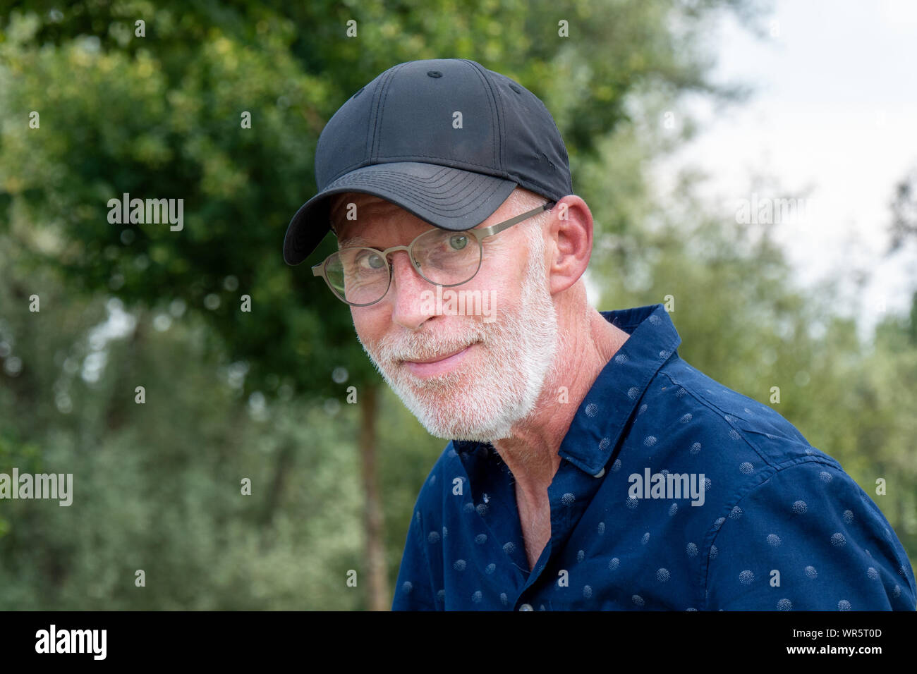 Old man in baseball hat hi-res stock photography and images - Alamy