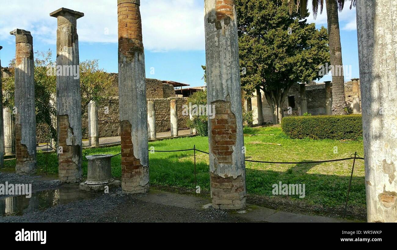 Columns roman ruins hi-res stock photography and images - Alamy