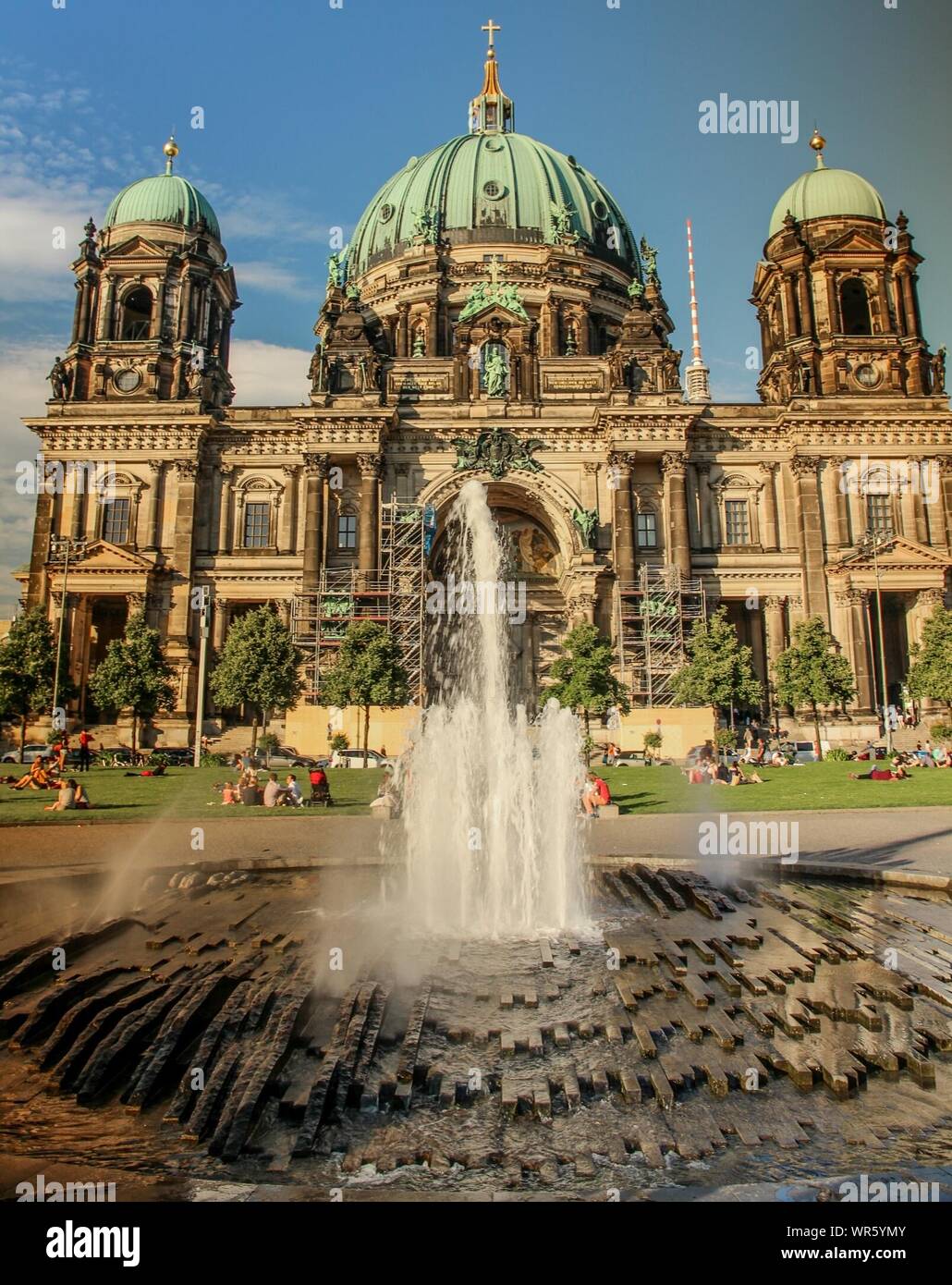 Cathedral fountain hi-res stock photography and images - Alamy