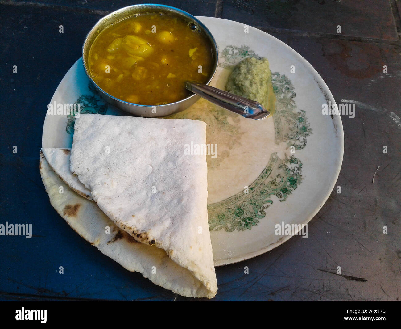 Roti and curry hi-res stock photography and images - Alamy