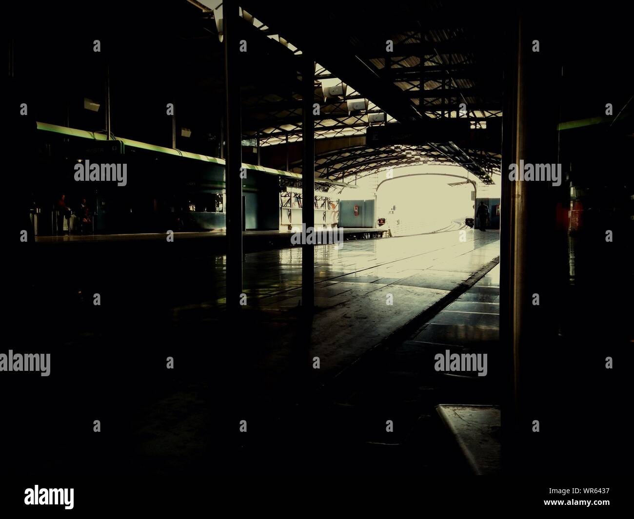 Underground railway platform hi-res stock photography and images - Alamy