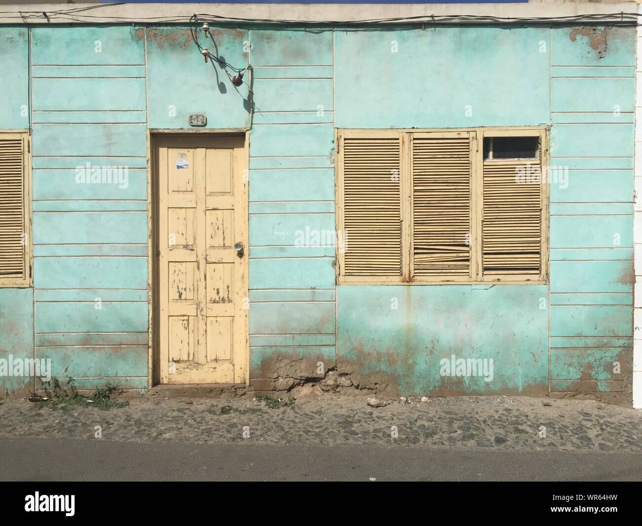 Window entrance closed front hi-res stock photography and images - Alamy