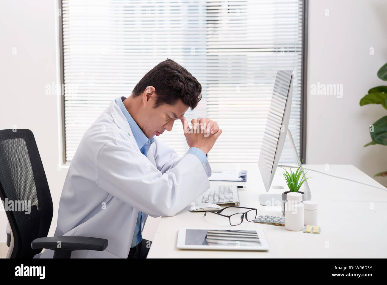 Frustrated doctor computer hi-res stock photography and images - Alamy