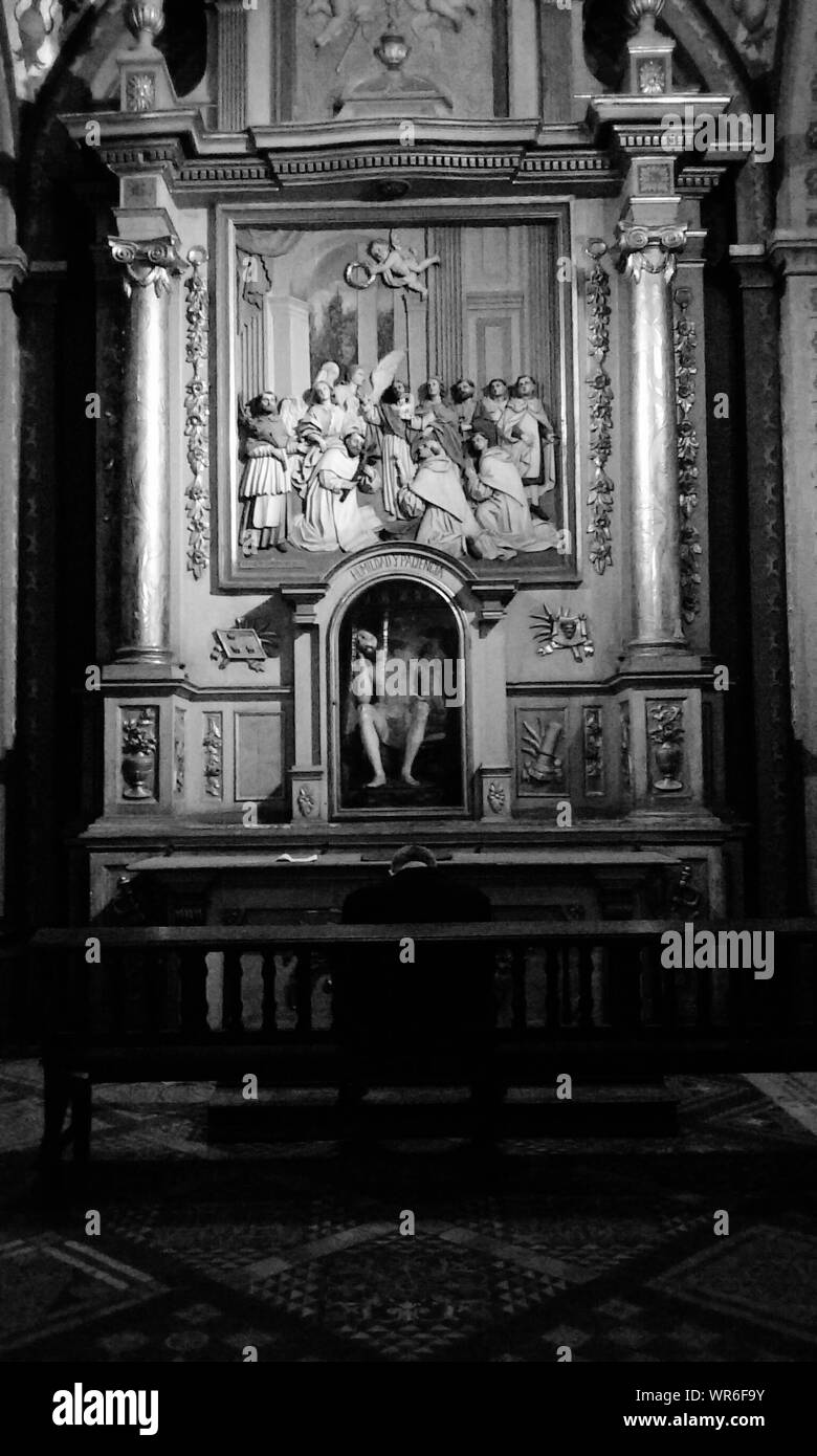 Statues church hi-res stock photography and images - Alamy