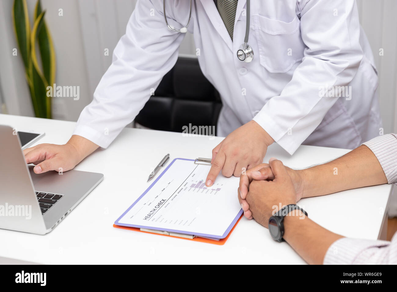 Healthcare and medical concept, Doctor explain symptoms and medical ...