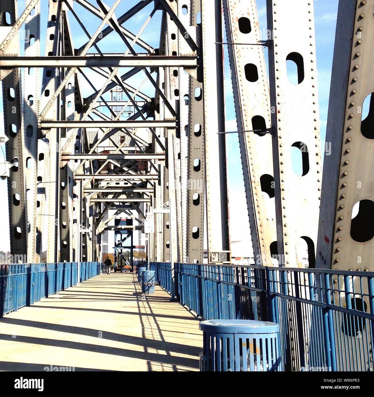 Metal bridge walkway hi-res stock photography and images - Alamy