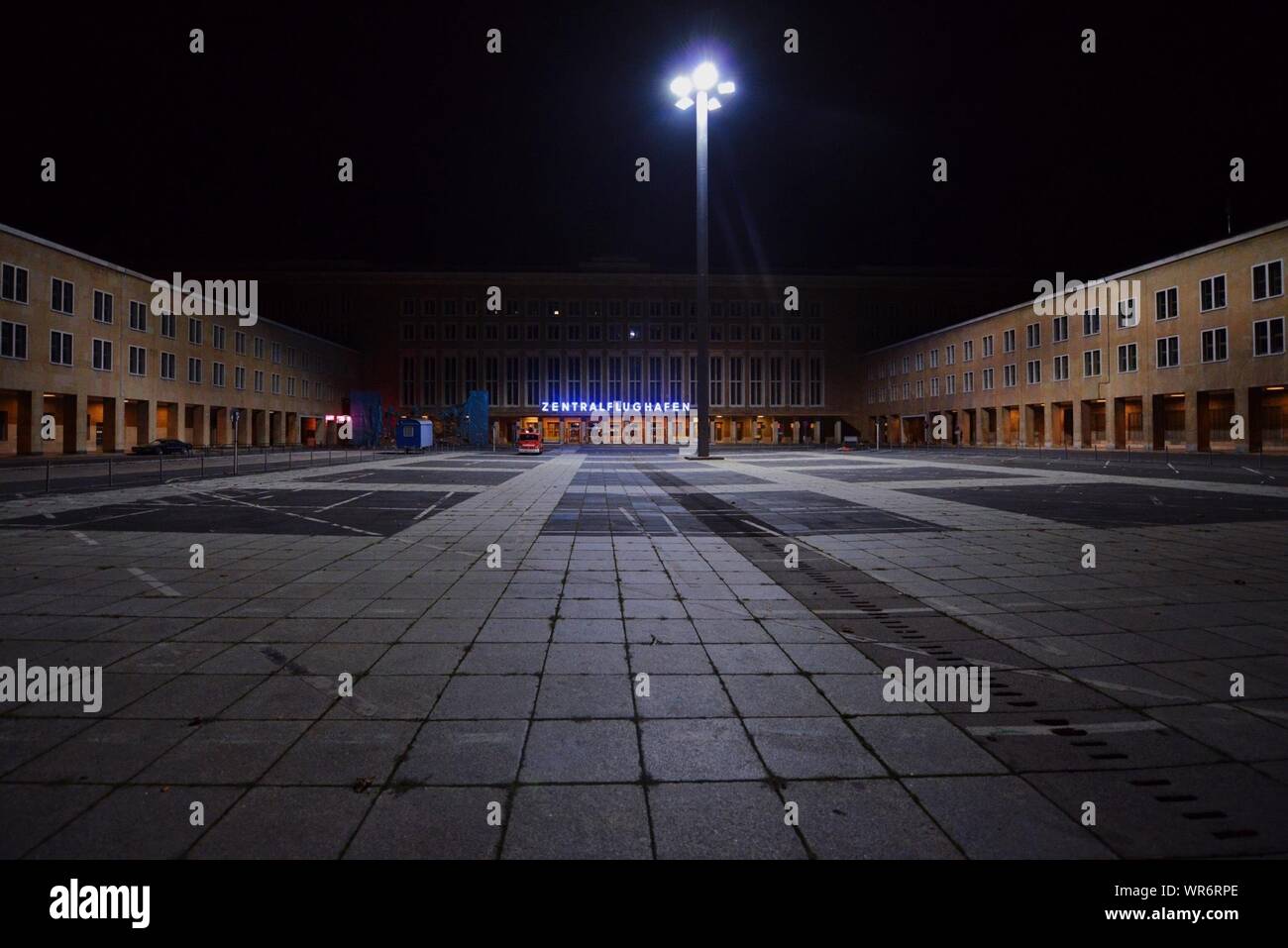 Empty_square hi-res stock photography and images - Alamy