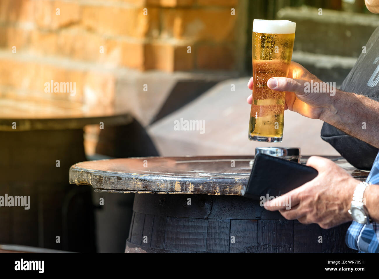 Hand holding glass beer hi-res stock photography and images - Alamy