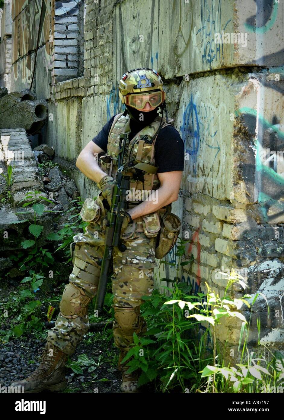 Hiding gun hi-res stock photography and images - Alamy