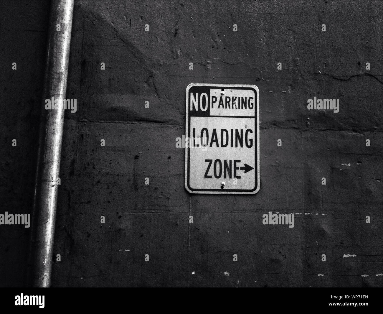 No parking no loading sign hi-res stock photography and images - Alamy