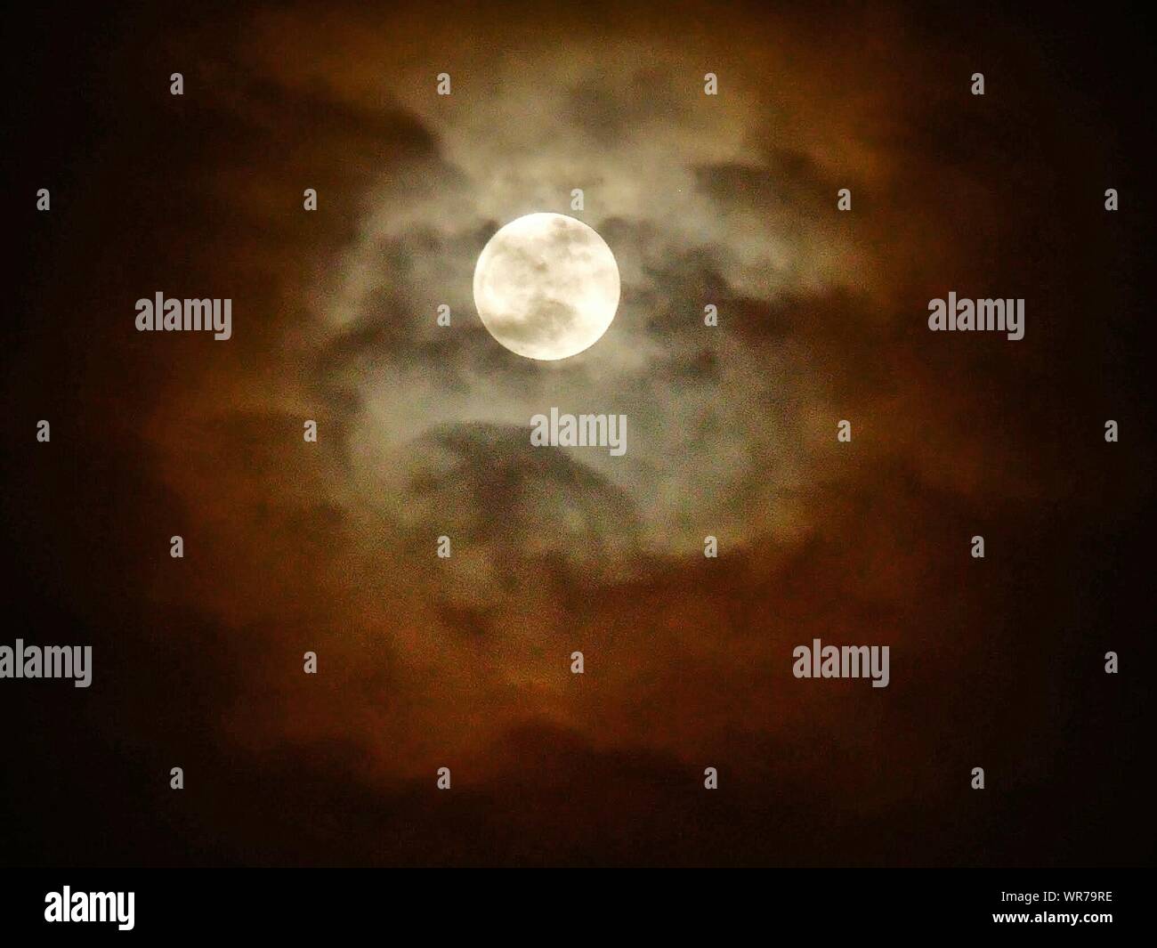 Full moon clouds hi-res stock photography and images - Alamy
