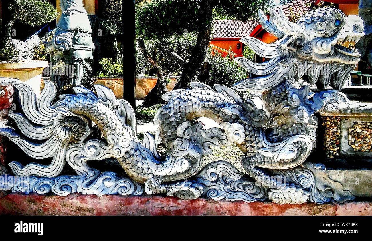 Buddhist dragon temple statue hi-res stock photography and images - Alamy