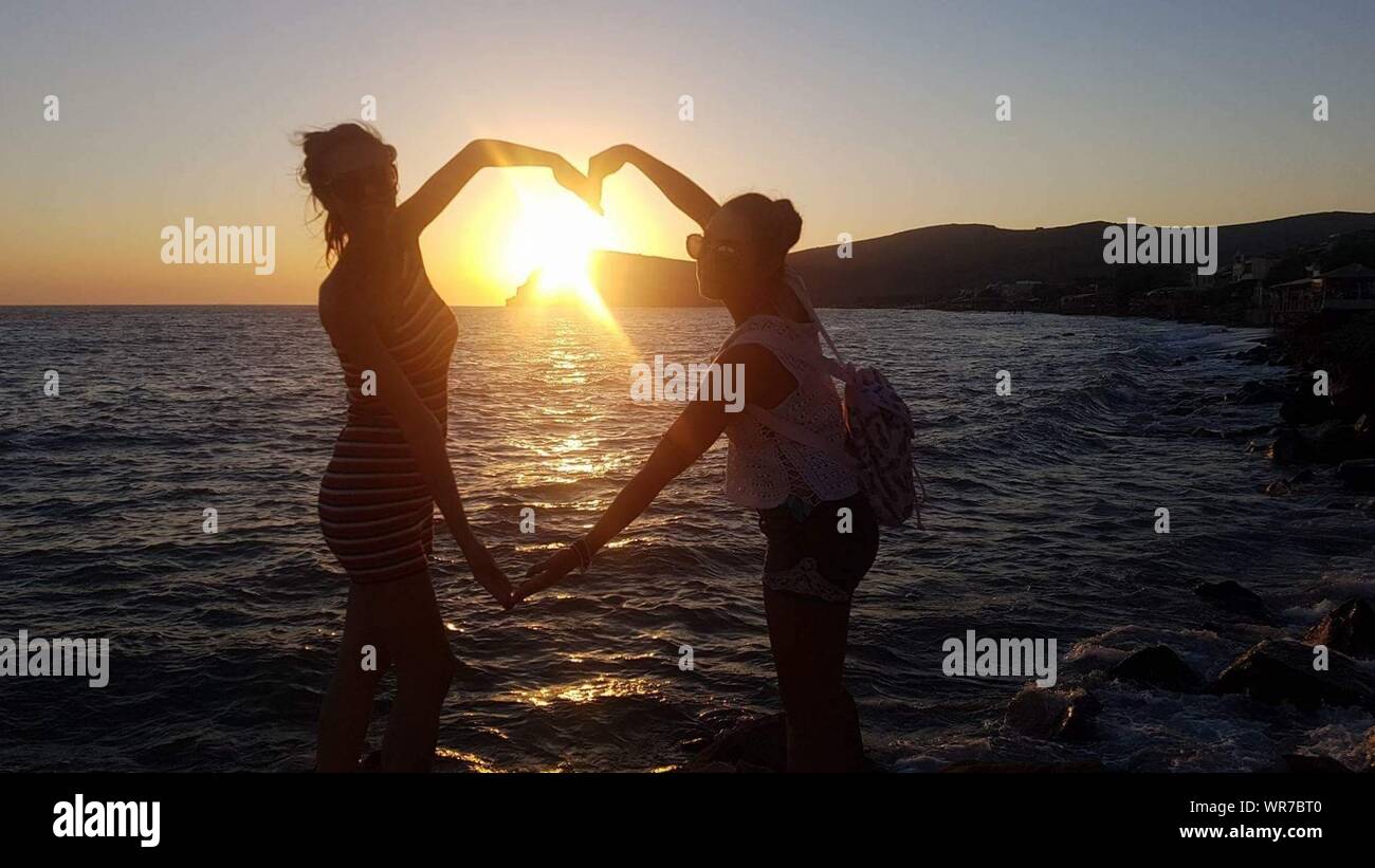 Friends making heart shape hands hi-res stock photography and images ...