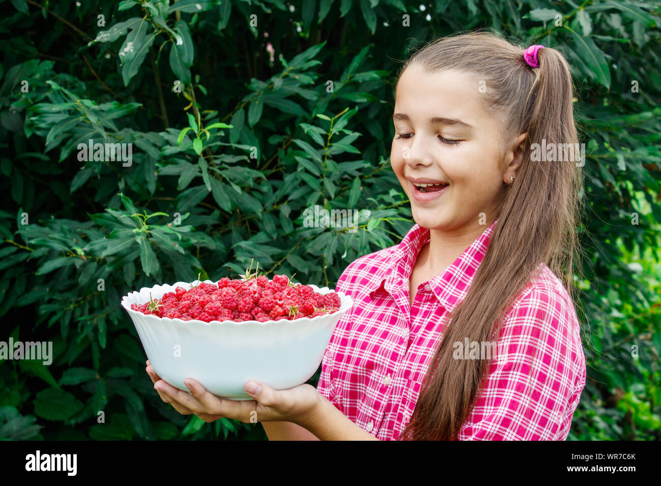 Teen eat fruit garden hi-res stock photography and images - Alamy