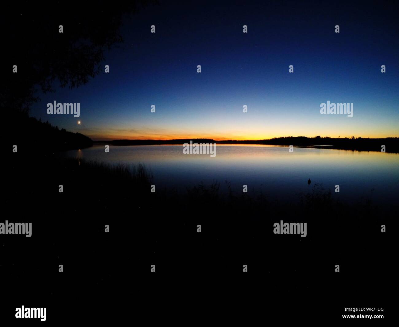 Blue sky and clam water hi-res stock photography and images - Alamy