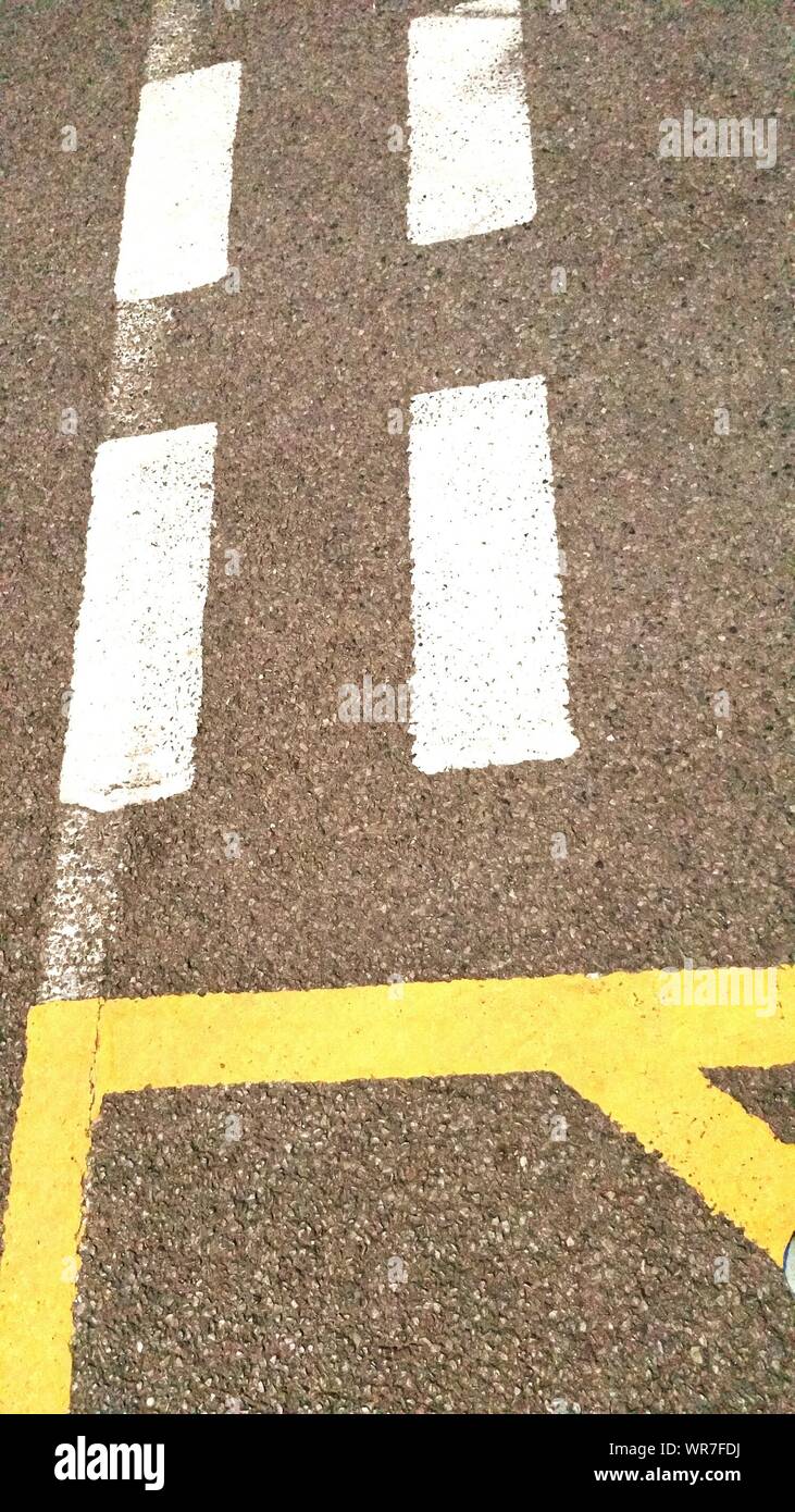 White road markings hi-res stock photography and images - Alamy